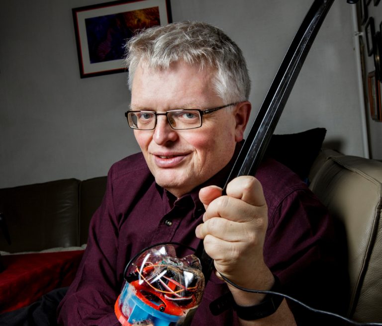 Eirik Newth med sin 3D-printede kattematerprototyp